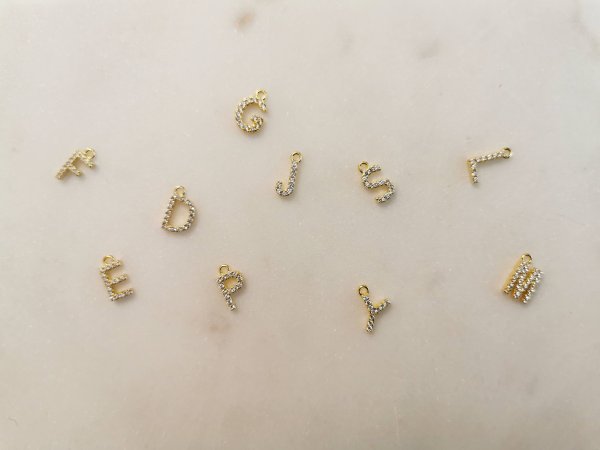 Halskette mit goldenem Anhanger Zirkonia Buchstabe 29 00